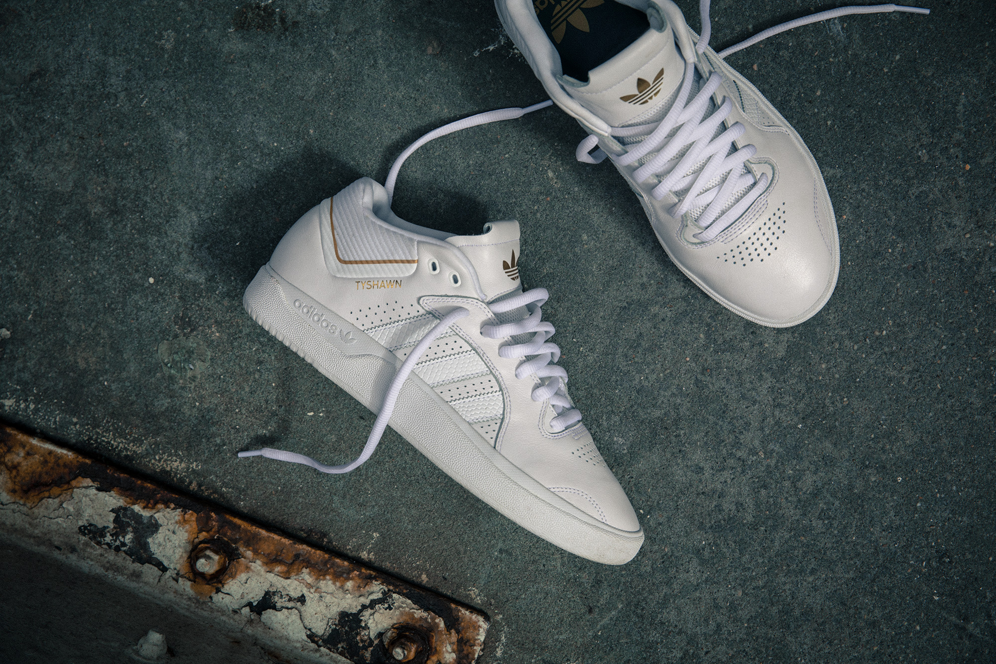 512136-FW19_TYSHAWN_Supporting-Imagery_TripleWhite_FTW_01 - Manual Magazine